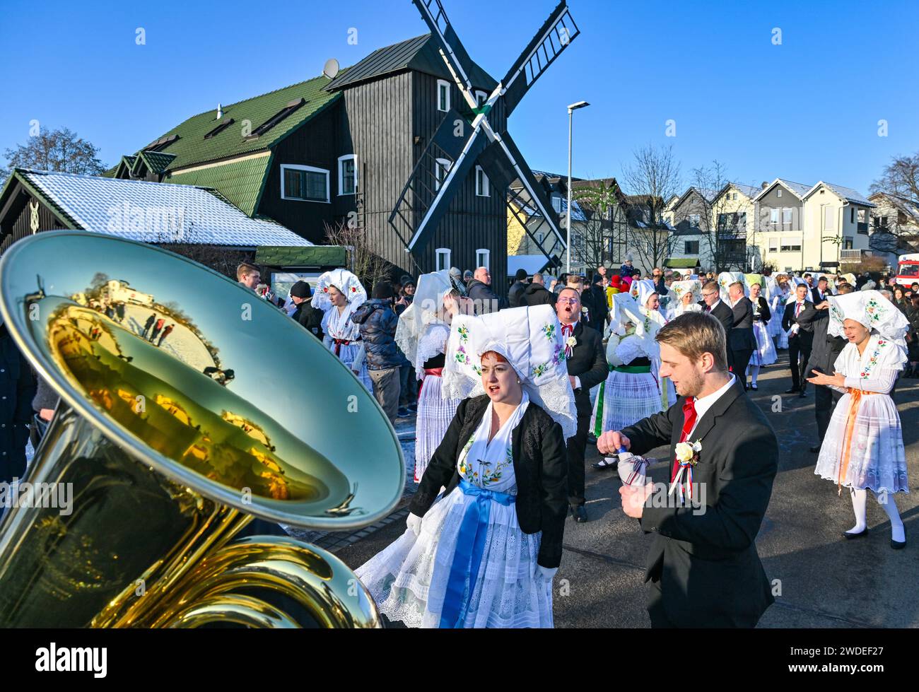 Burg, Germany. 20th Jan, 2024. Couples in Sorbian-Wendish costumes ...