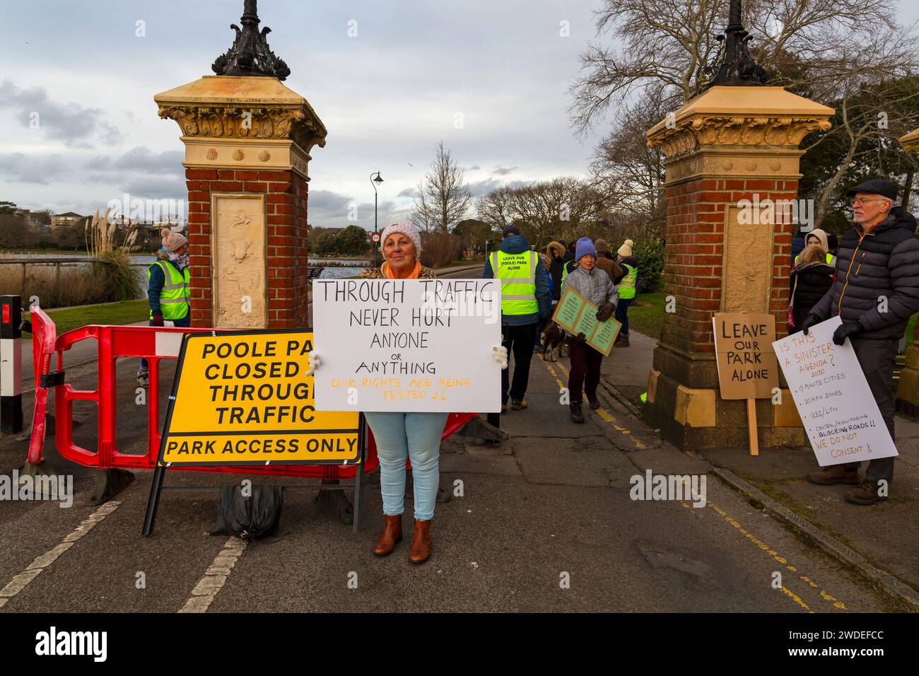 Poole park closed to through traffic sign hi-res stock photography and ...