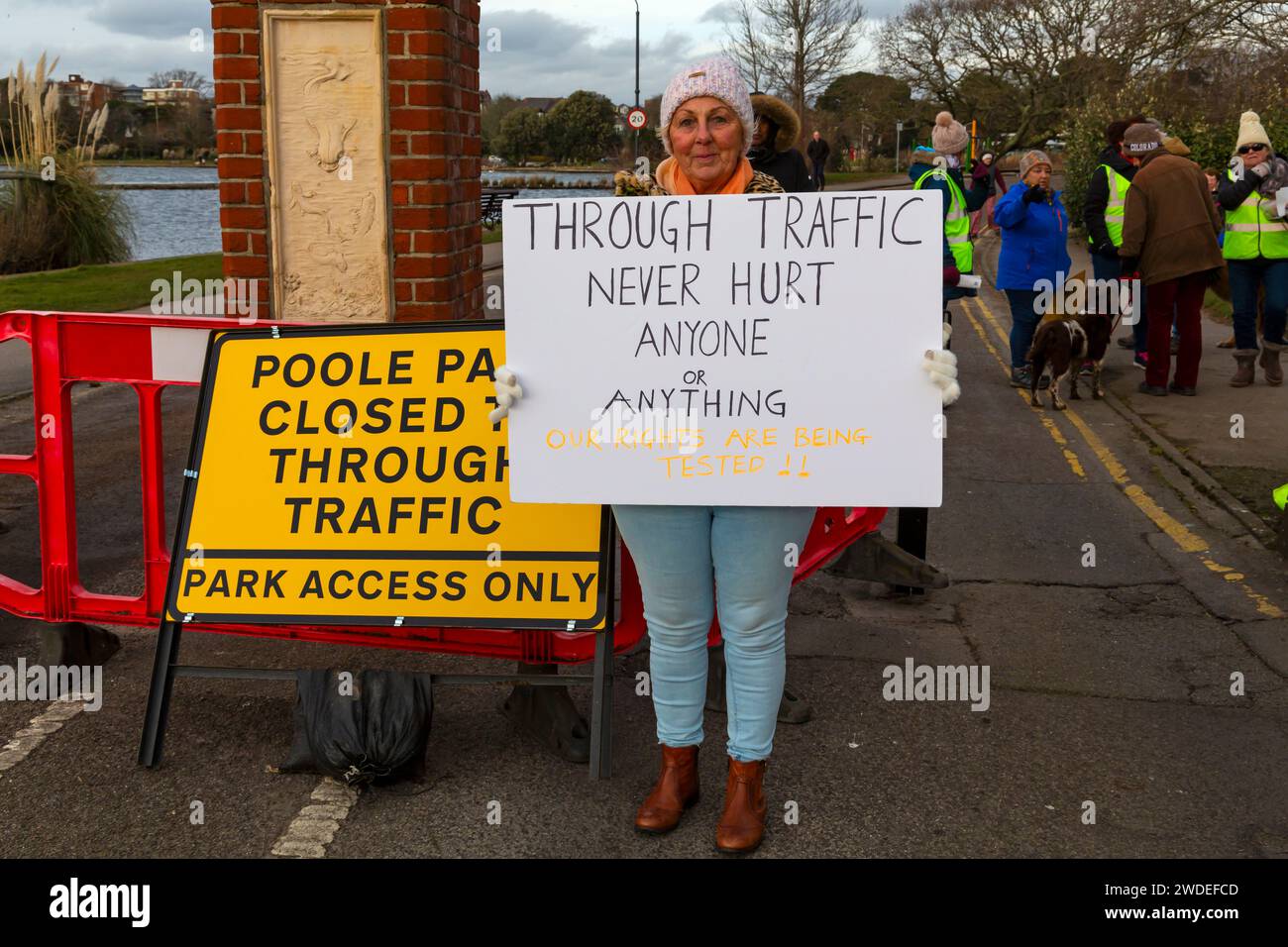 Poole park closed to through traffic sign hi-res stock photography and ...