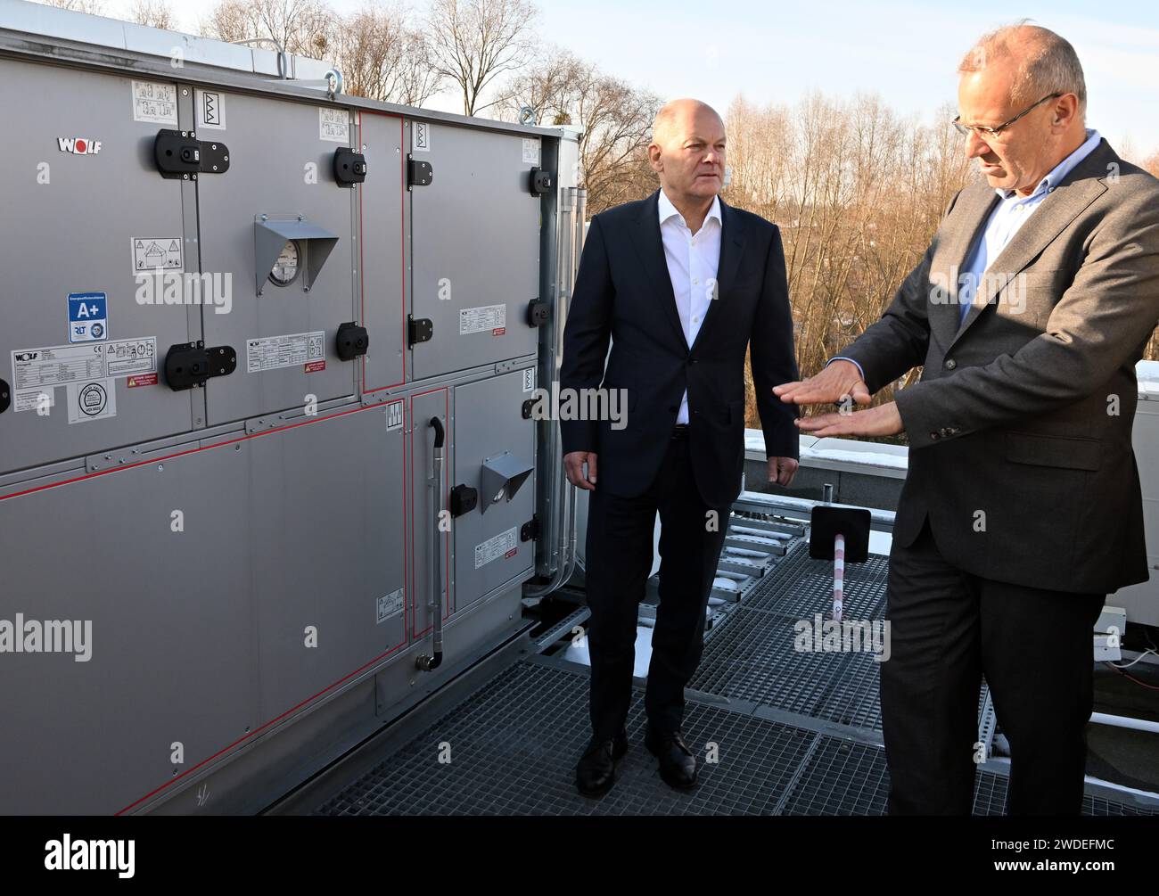 Potsdam, Germany. 20th Jan, 2024. Andreas Neyen (l), Managing Director, shows Federal Chancellor ...