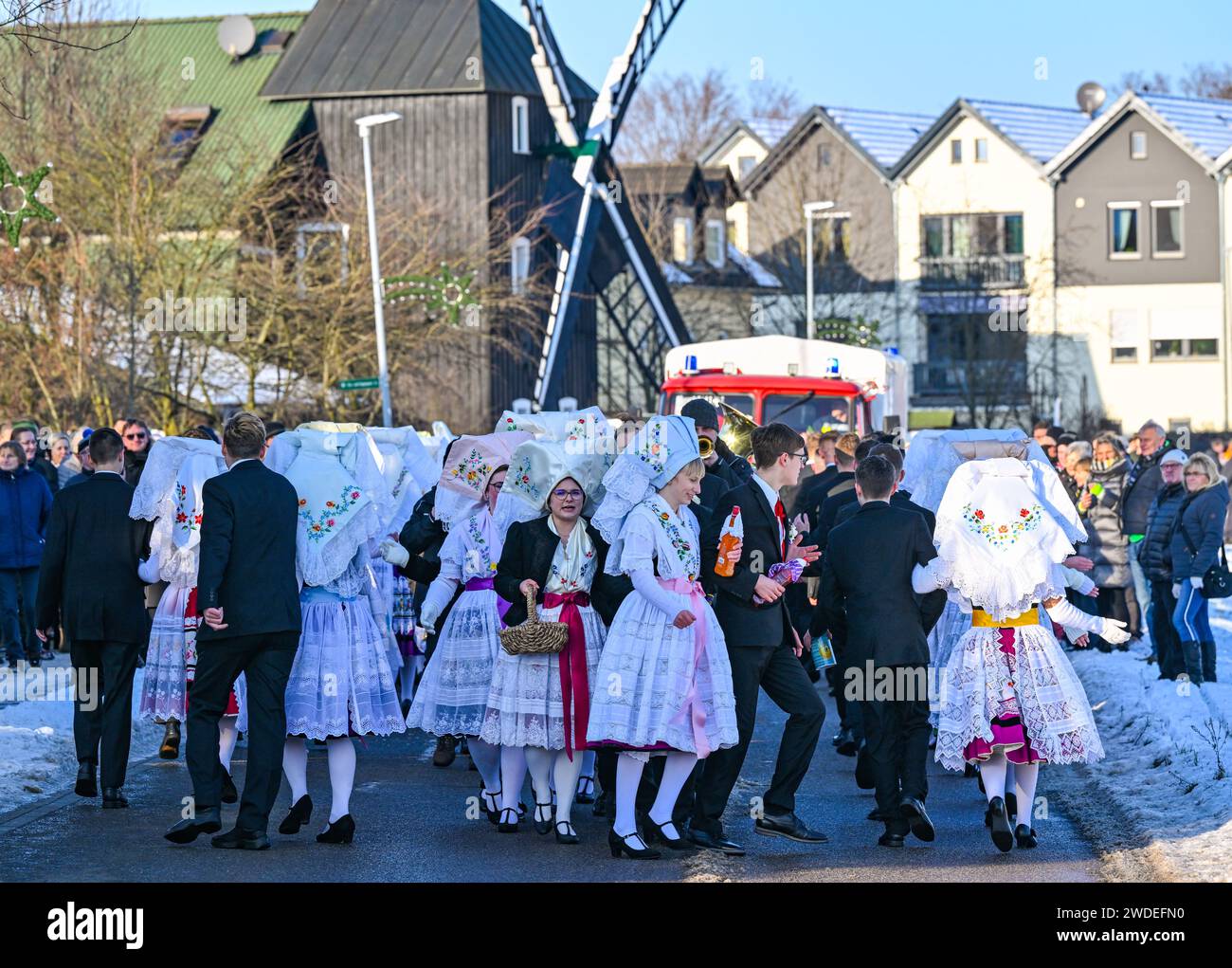 Burg, Germany. 20th Jan, 2024. Couples in Sorbian-Wendish costumes ...