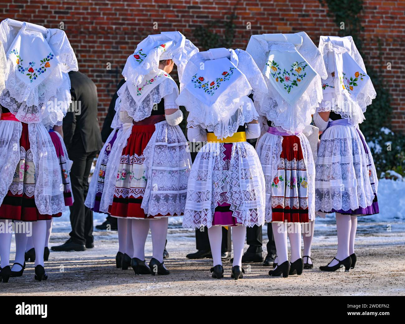 Burg, Germany. 20th Jan, 2024. Girls in Sorbian-Wendish costumes wait ...