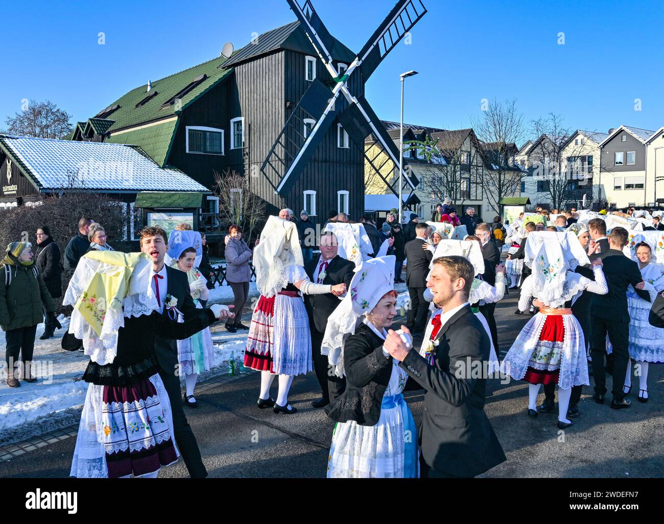Burg, Germany. 20th Jan, 2024. Couples in Sorbian-Wendish costumes ...