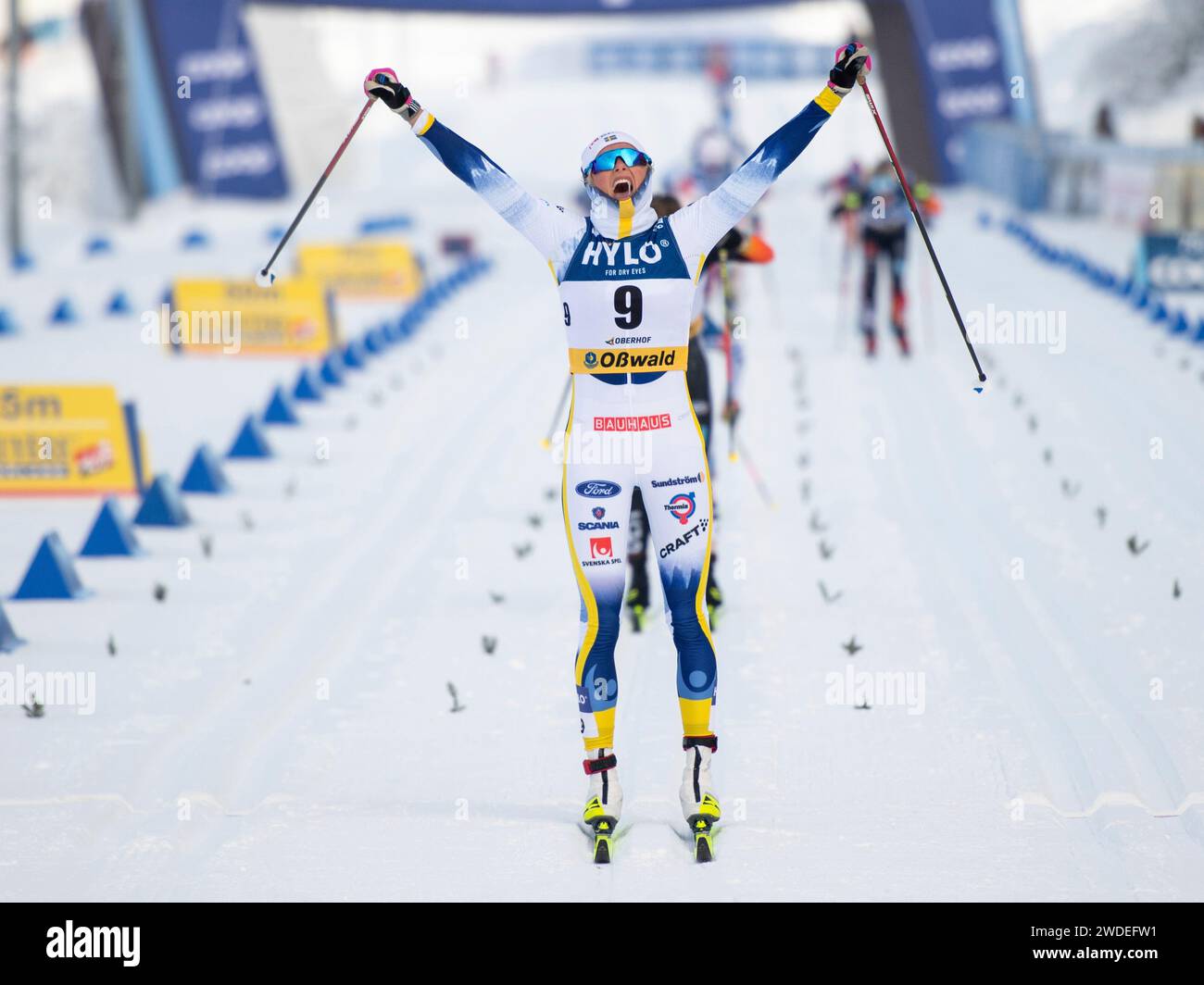 Frida Karlsson (Schweden) jubelt im Ziel ueber den Sieg, GER, FIS Coop ...