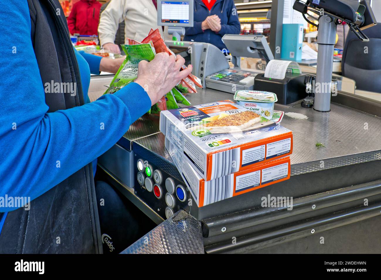 Frau supermarkt kasse hi-res stock photography and images - Alamy