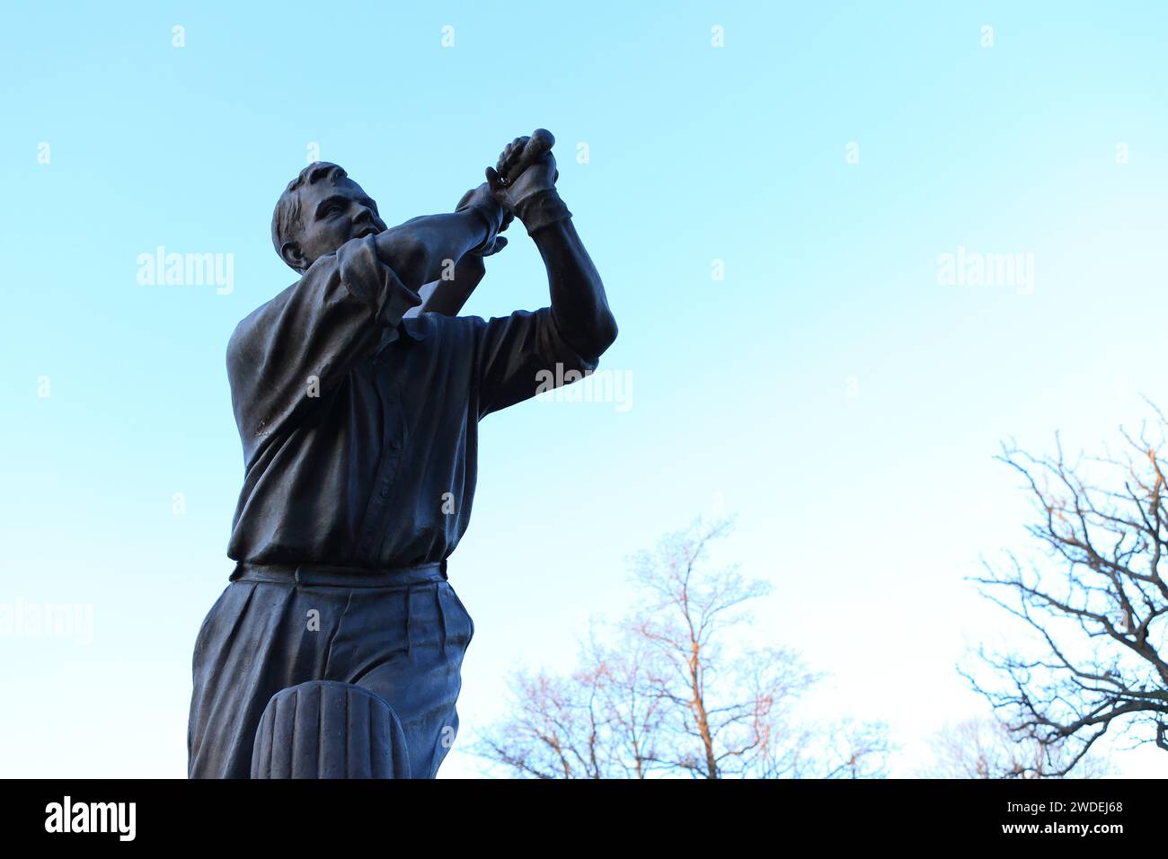 Surrey cricketing twins Bedser brothers statues, by Bedser Bridge ...