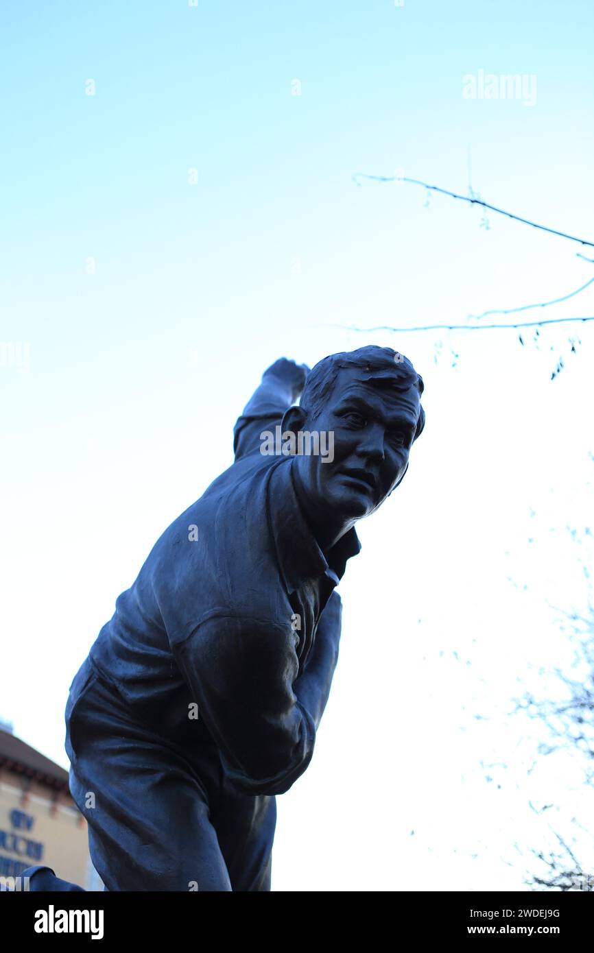 Surrey cricketing twins Bedser brothers statues, by Bedser Bridge ...