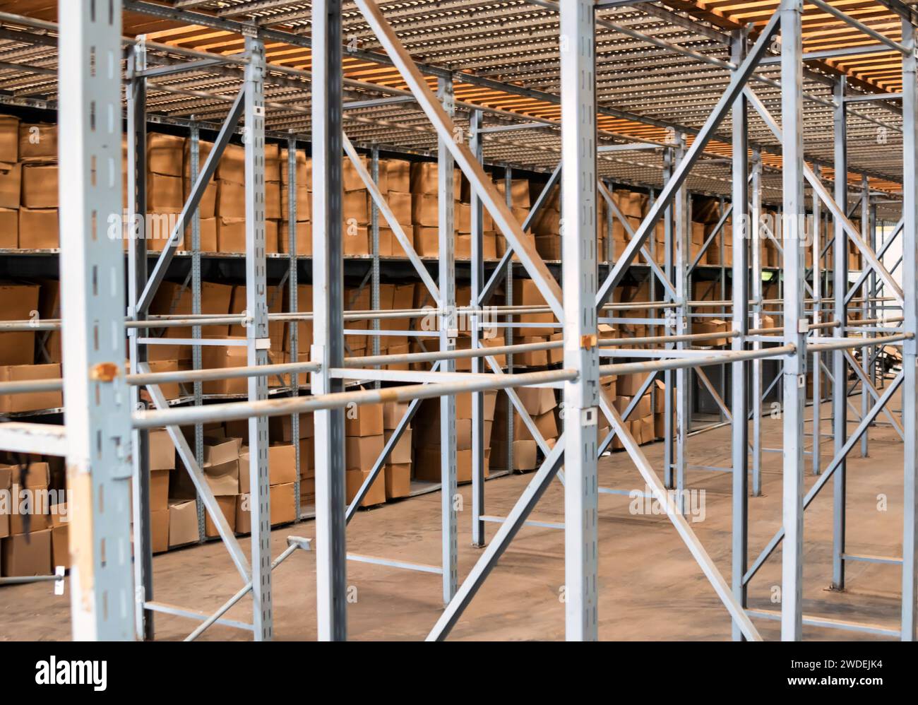 industrial heavy-duty metallic shelves and carton boxes storage ...