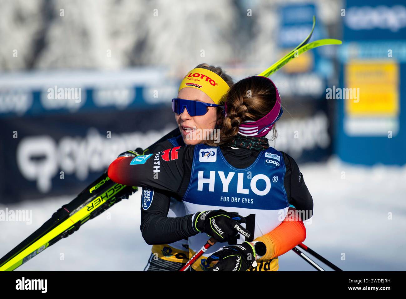 Lisa Lohmann (Deutschland) umarmt Laura Gimmler (Deutschland) im Ziel ...