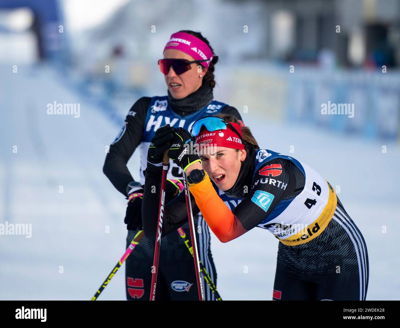 Verena Veit (Deutschland) im Ziel, dahinter Sofie Krehl (Deutschland), GER, FIS Coop Langlauf ...