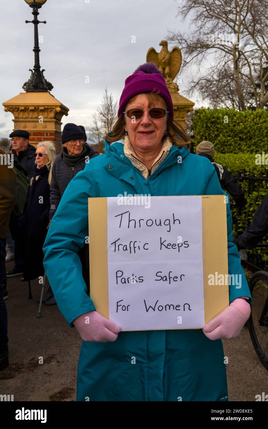 Poole park closed to through traffic sign hi-res stock photography and ...