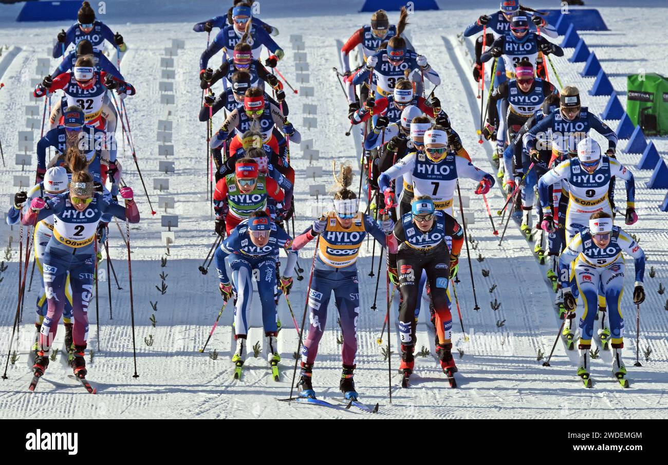 The start of the women's 20km mass start classic race at the cross ...