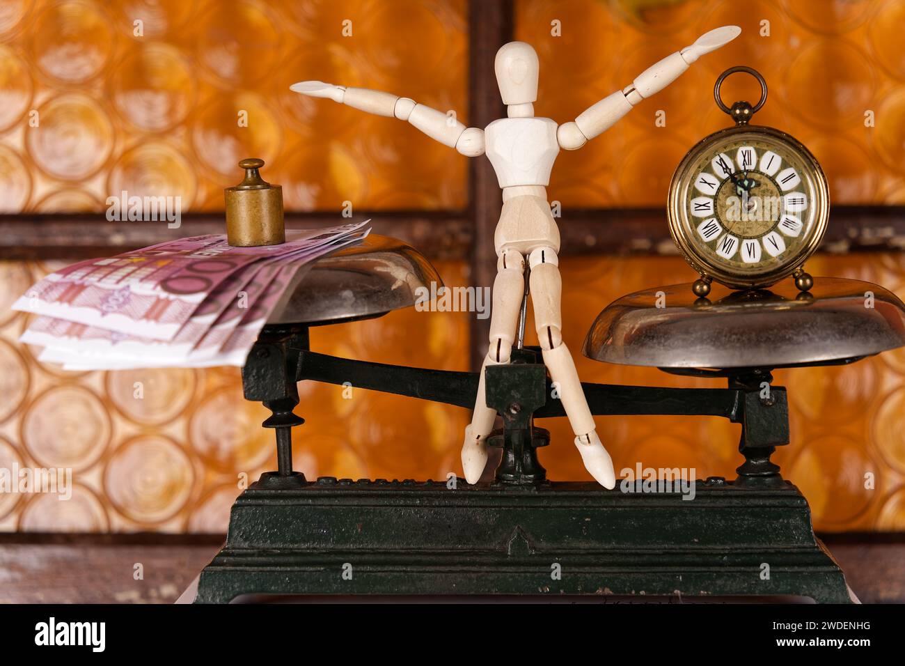 A beam scale compares the weight of money with the weight of time ...