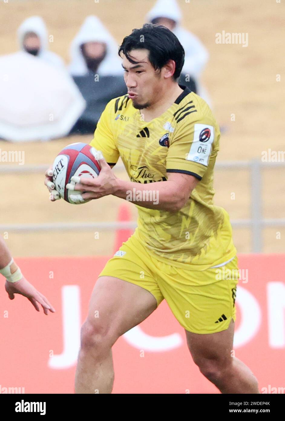 Sagamihara, Japan. 20th Jan, 2024. Tokyo Suntory Sungoliath center Ryoto Nakamura carries the ...