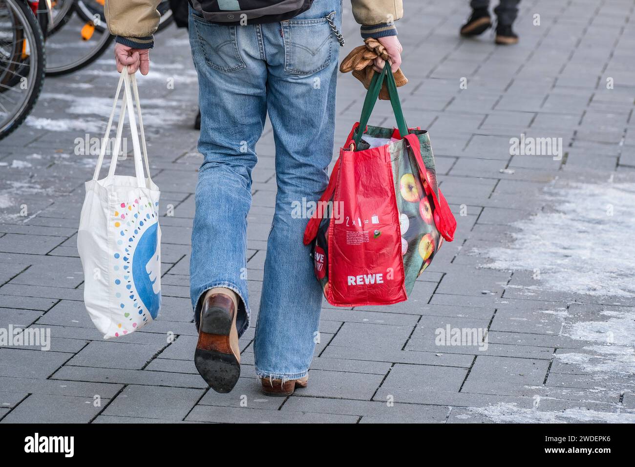 Lebensmitteleinkauf supermarkt hi-res stock photography and images - Alamy