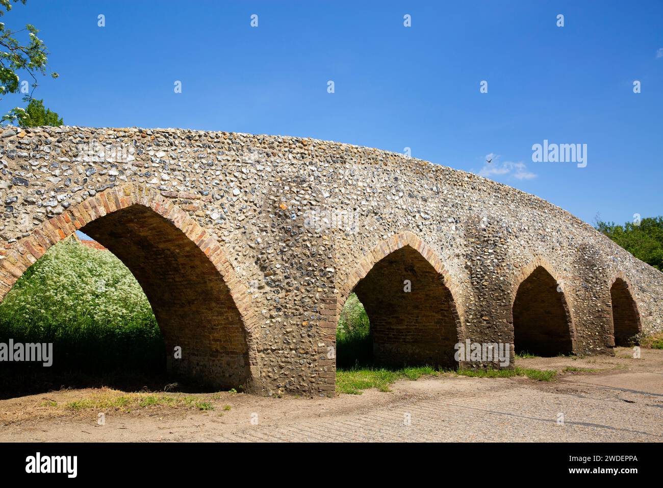 The historic 15th Century Packhorse Bridge with its four arches over ...
