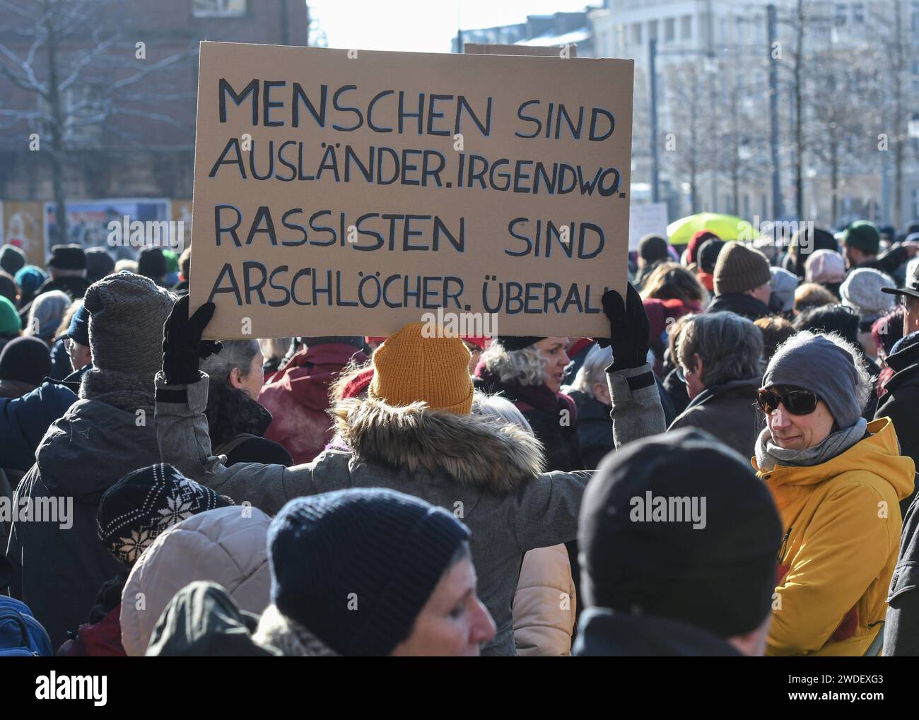 Kundgebung gegen Rechtsextremismus auf dem Platz der Alten Synagoge in ...