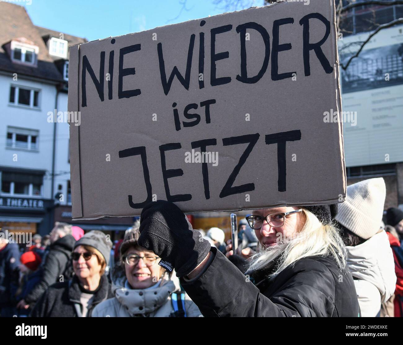 Kundgebung gegen Rechtsextremismus auf dem Platz der Alten Synagoge in ...