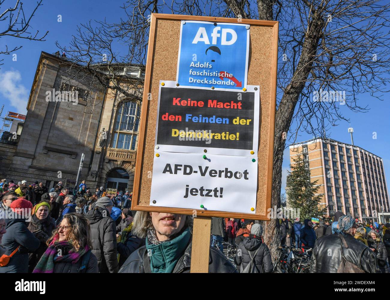 Kundgebung gegen Rechtsextremismus auf dem Platz der Alten Synagoge in ...