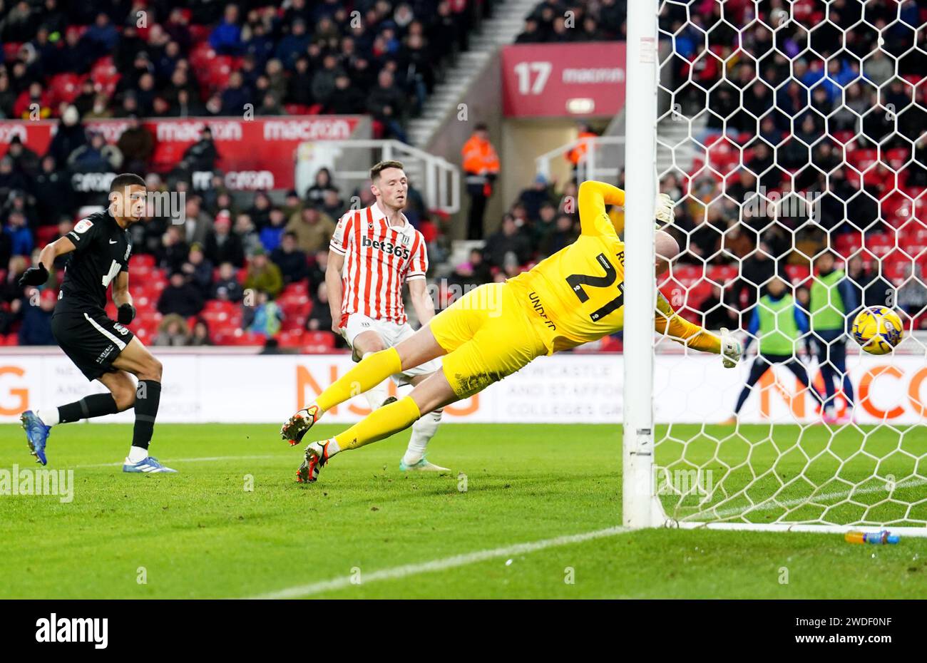Stoke City's Jordan Thompson (centre) scores his sides first goal of the game during the Sky Bet ...