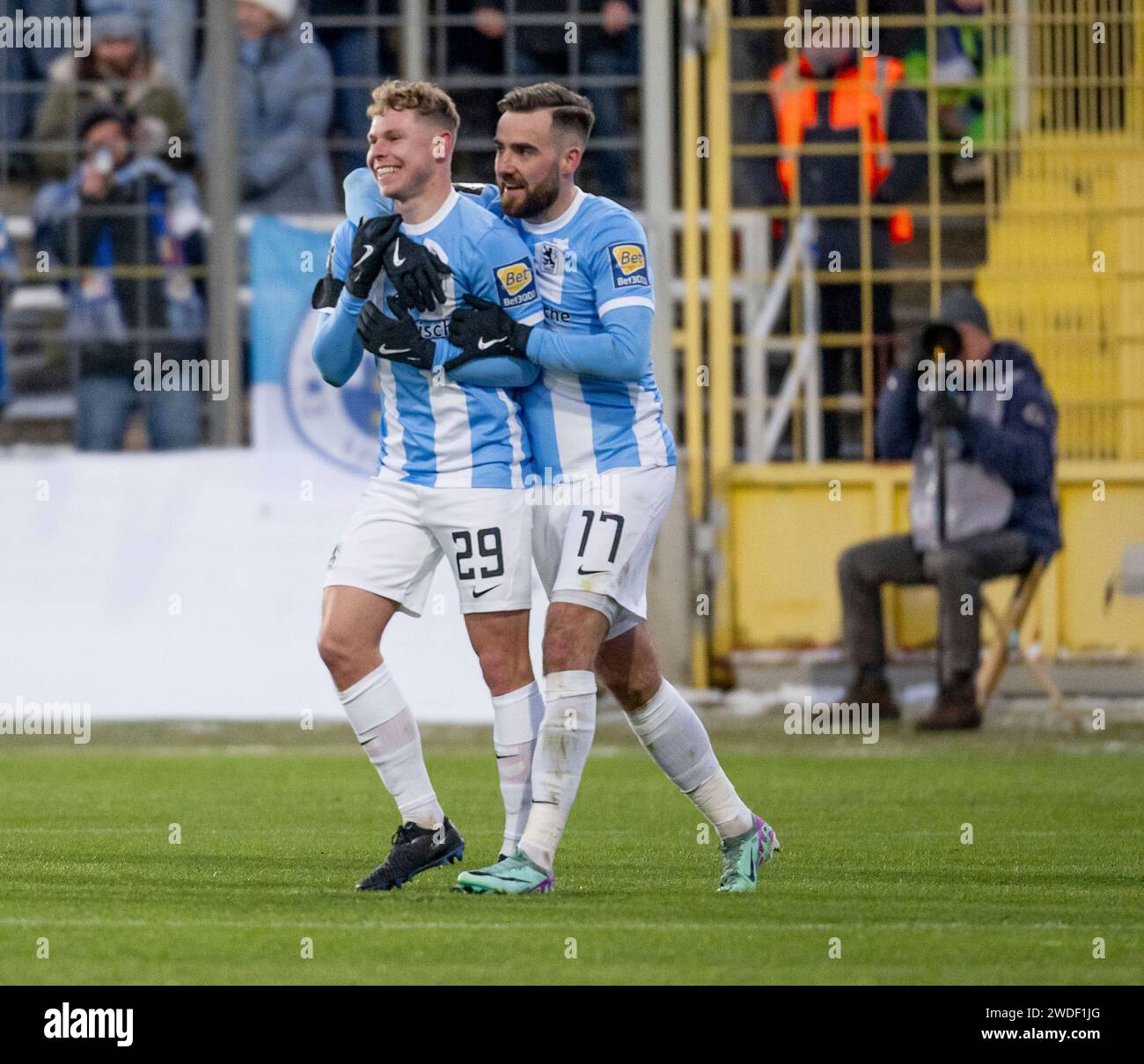 Muenchen, Deutschland. 20th Jan, 2024. Kilian Ludewig (TSV 1860 Muenchen, #29) freut sich mit ...