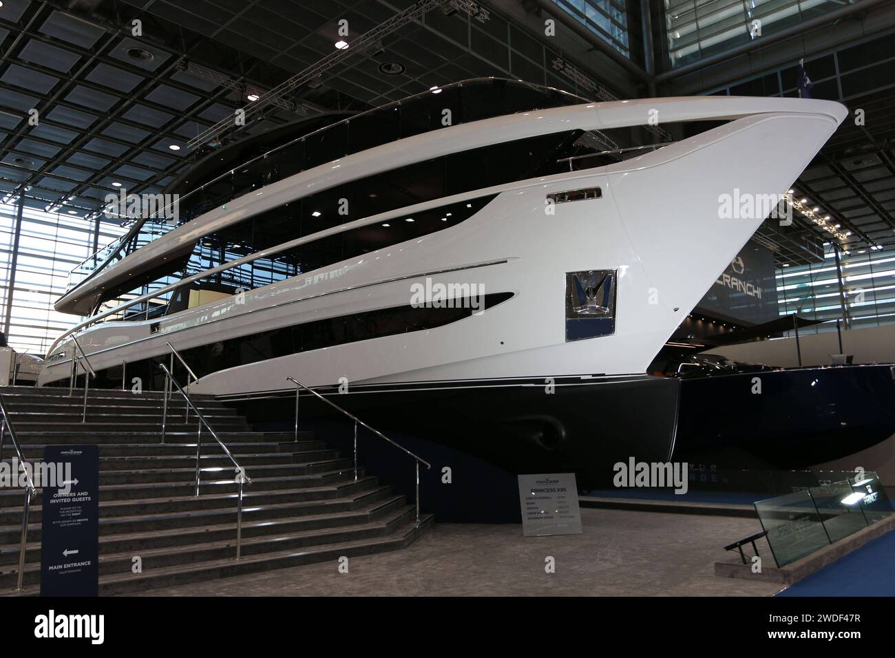Princess X95 größte Yacht auf der diesjährigen Messe, 29 Meter lang ...