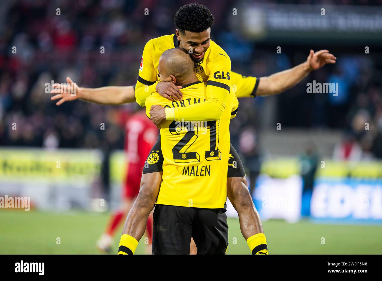 Köln, RheinEnergieStadion, 20.01.24: Donyell Malen (Dortmund) schiesst ...