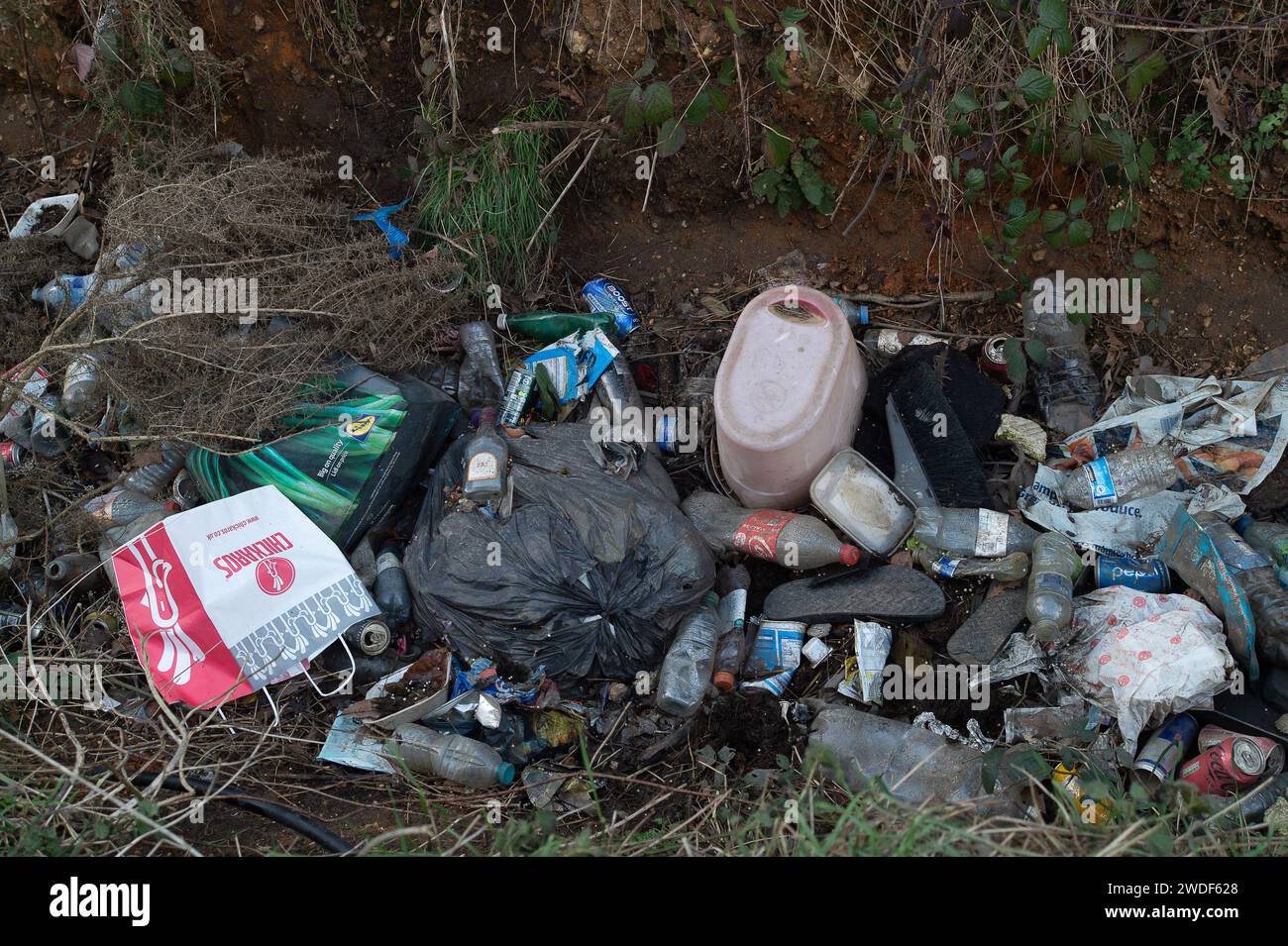 Fixed rubbish bin hi-res stock photography and images - Alamy