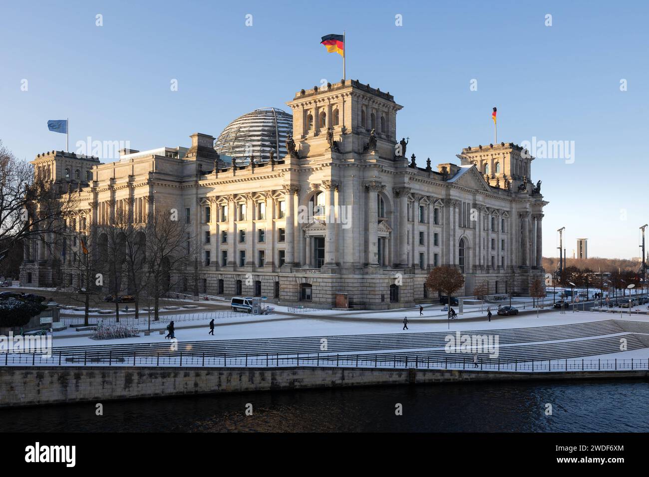 Das Reichstagsgebaeude, Sitz des Bundestages am Spreebogen in Berlin ...