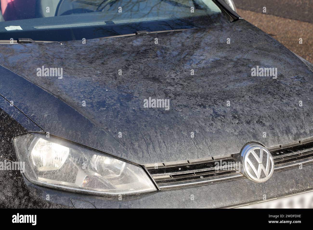 Streumittel und Autolack Streusalzablagerungen und winterliche ...