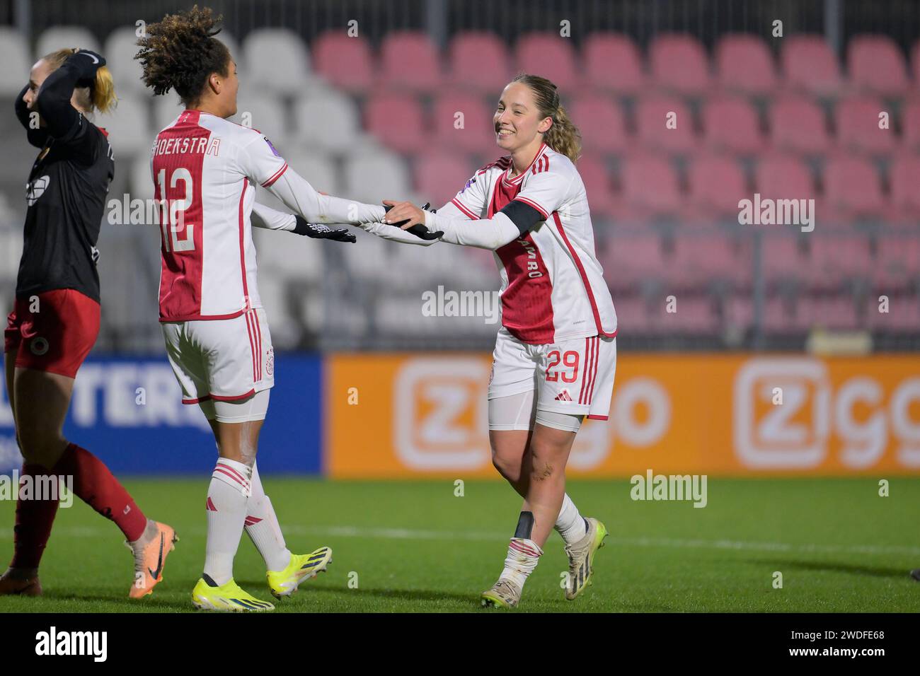 Isabelle hoekstra of ajax vrouwen hi-res stock photography and images ...