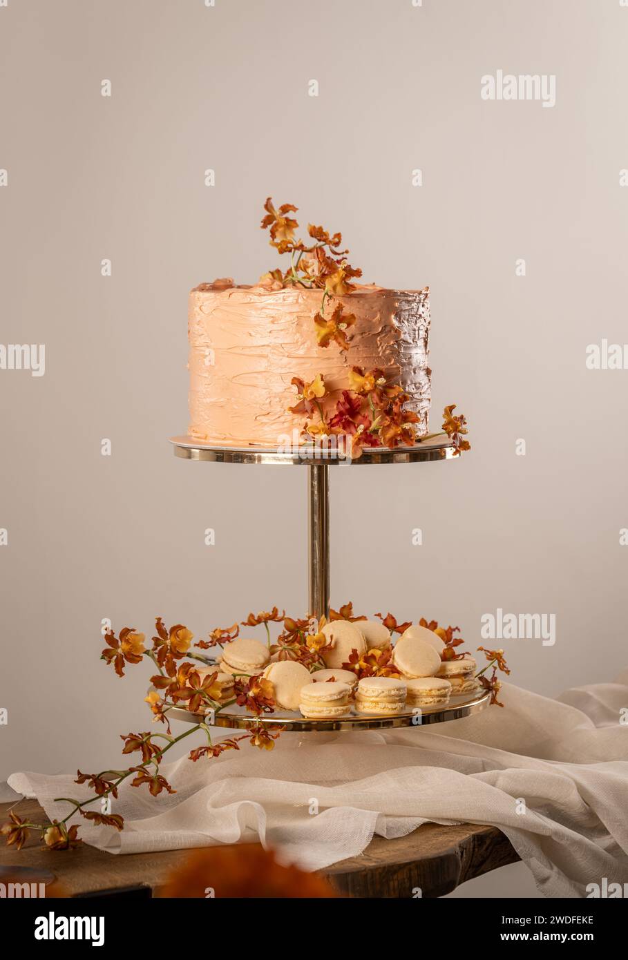 Pastel wedding sweet table setting. Macaron and wedding cake Stock ...