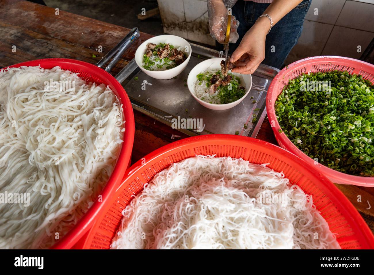 Vietnamese rice noodles for Pho preparation in street food stall Stock ...