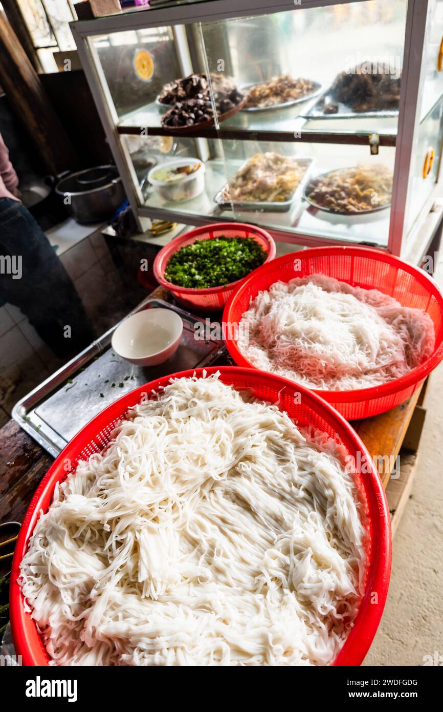 Vietnamese rice noodles for Pho preparation in street food stall Stock ...