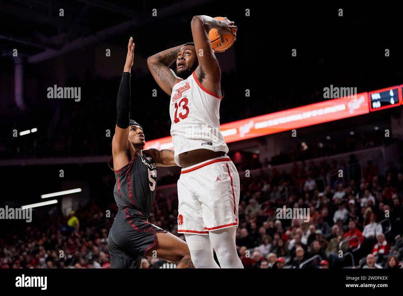 Cincinnati forward Jamille Reynolds, right, prepares to dunk as ...