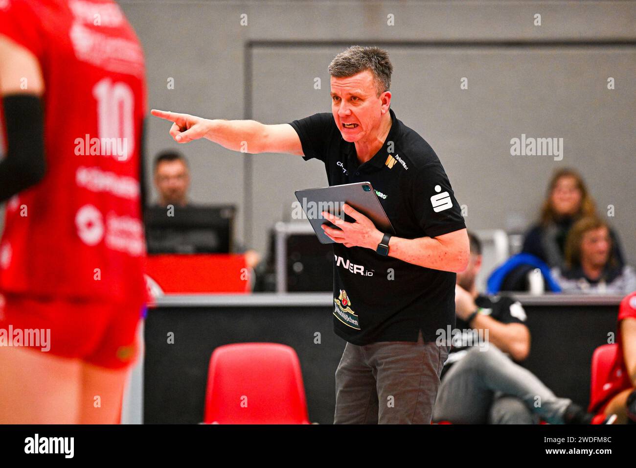 Dresden, Deutschland. 20th Jan, 2024. Alexander Waibl (Cheftrainer ...