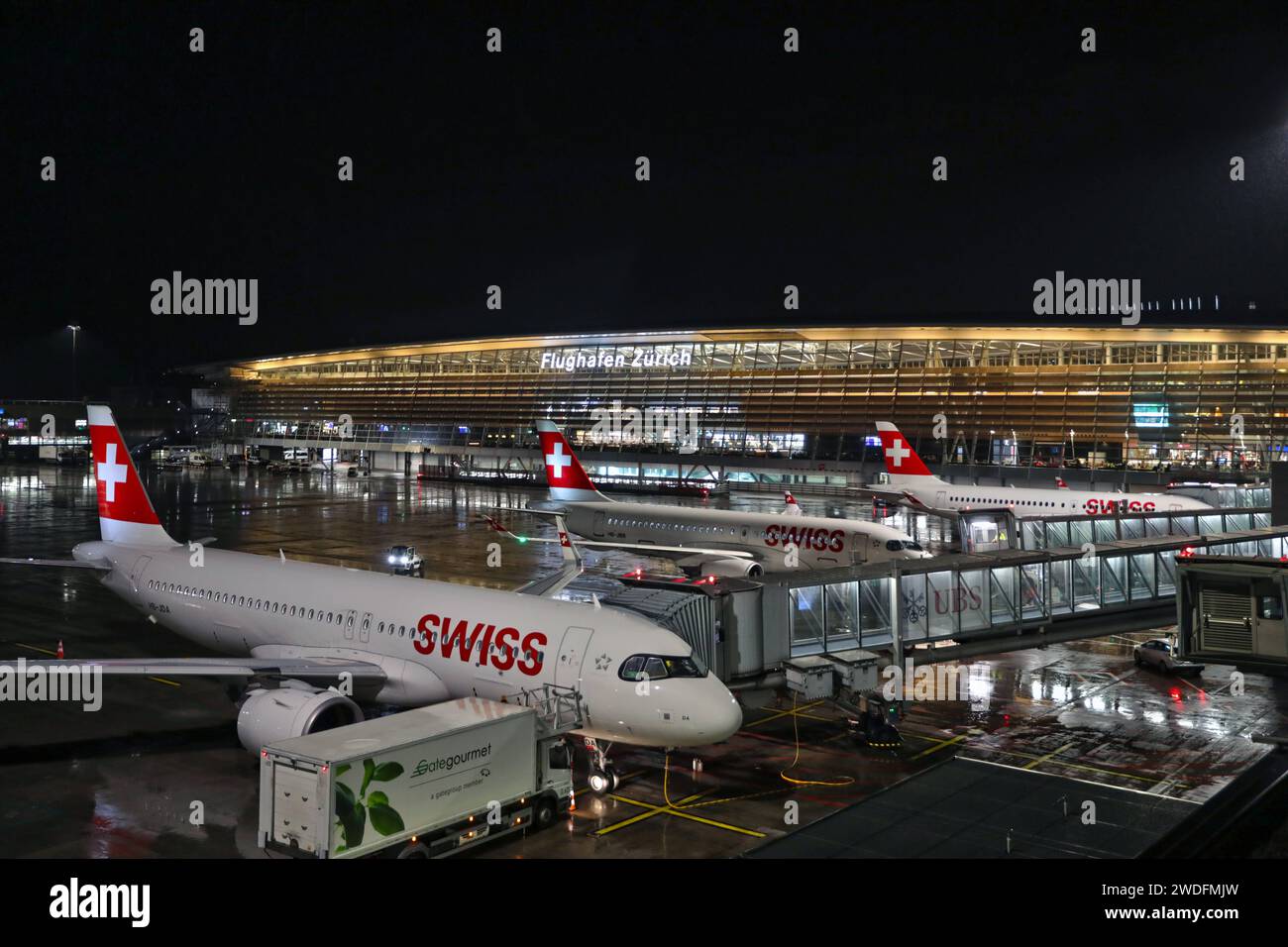 Flugbetrieb auf dem Flughafen Zürich-Kloten mit Passagierflugzeugen der ...