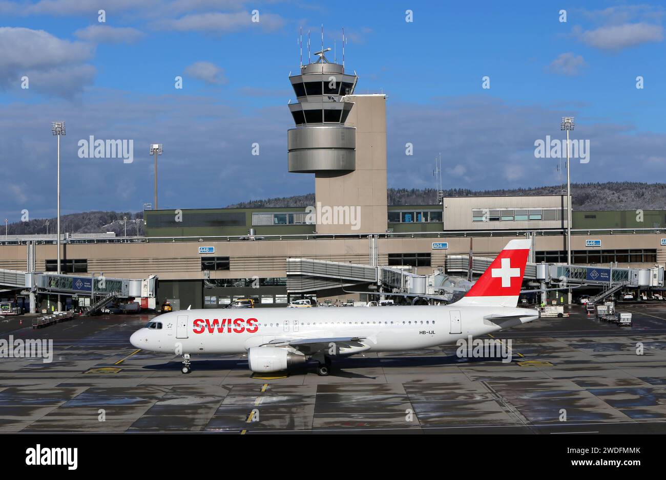 Flugbetrieb auf dem Flughafen Zürich-Kloten mit Passagierflugzeugen der ...