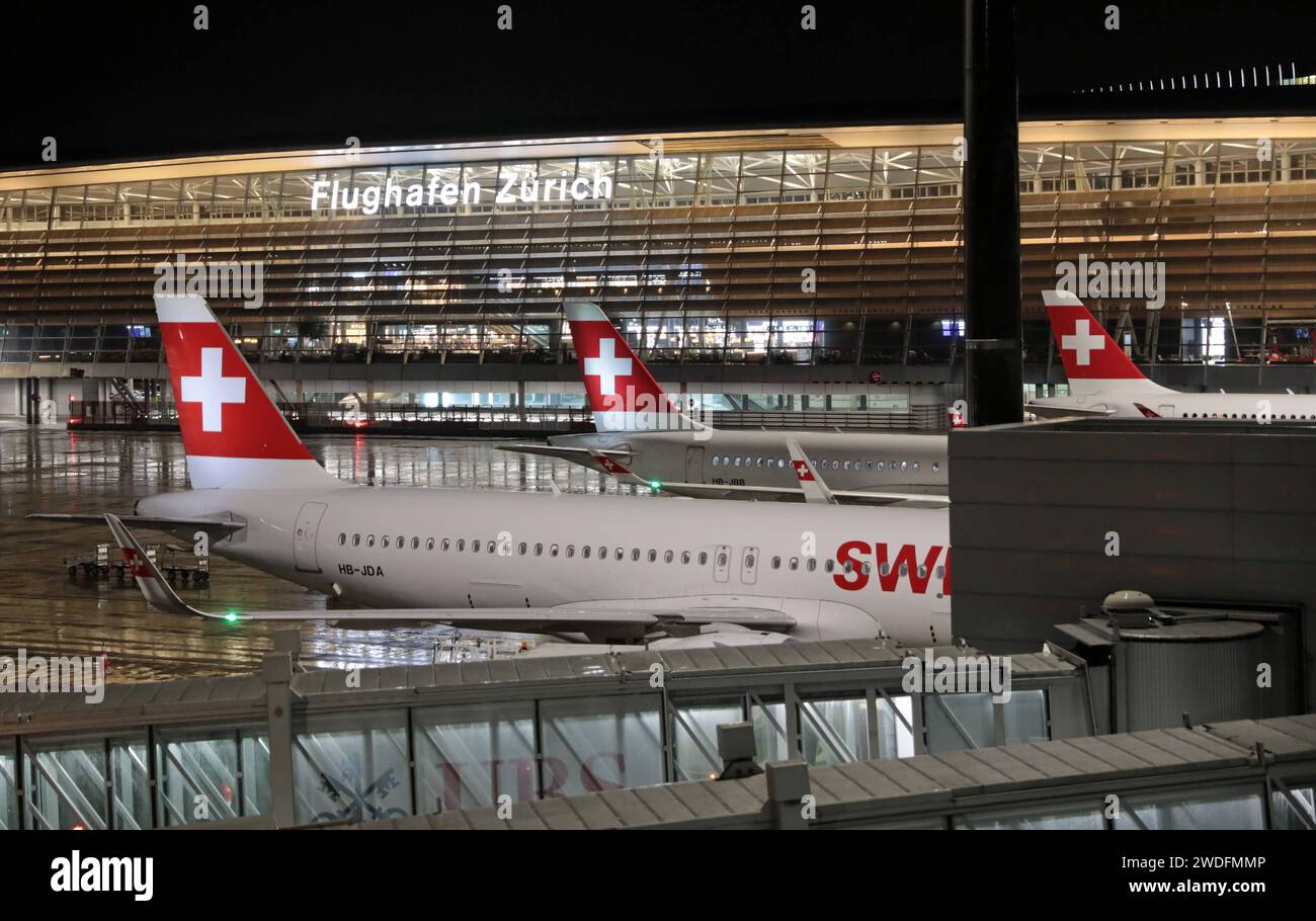 Flugbetrieb auf dem Flughafen Zürich-Kloten mit Passagierflugzeugen der ...