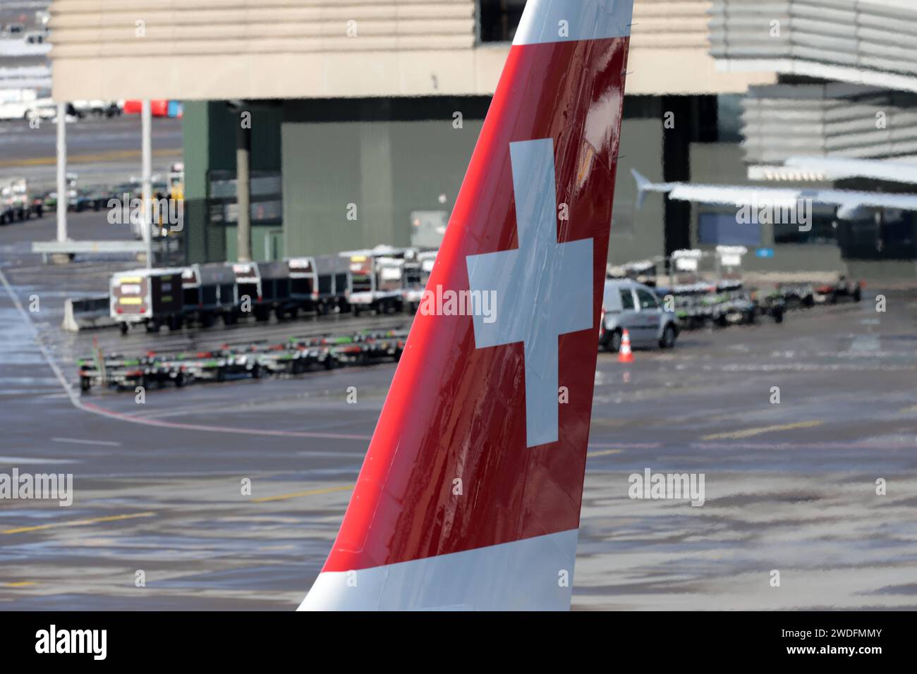 Flugbetrieb auf dem Flughafen Zürich-Kloten mit Passagierflugzeugen der ...