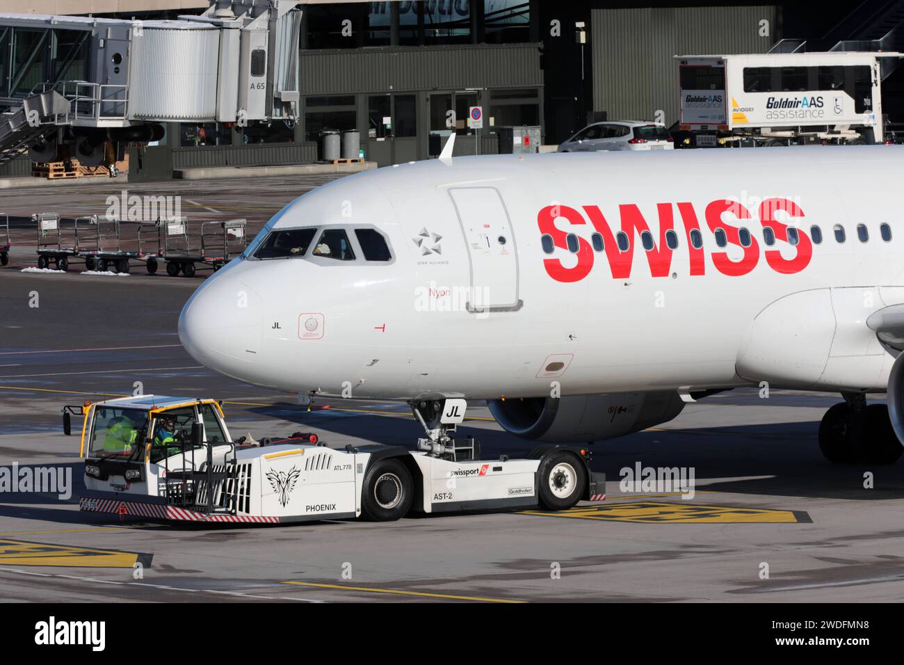 Flugbetrieb auf dem Flughafen Zürich-Kloten mit Passagierflugzeugen der ...