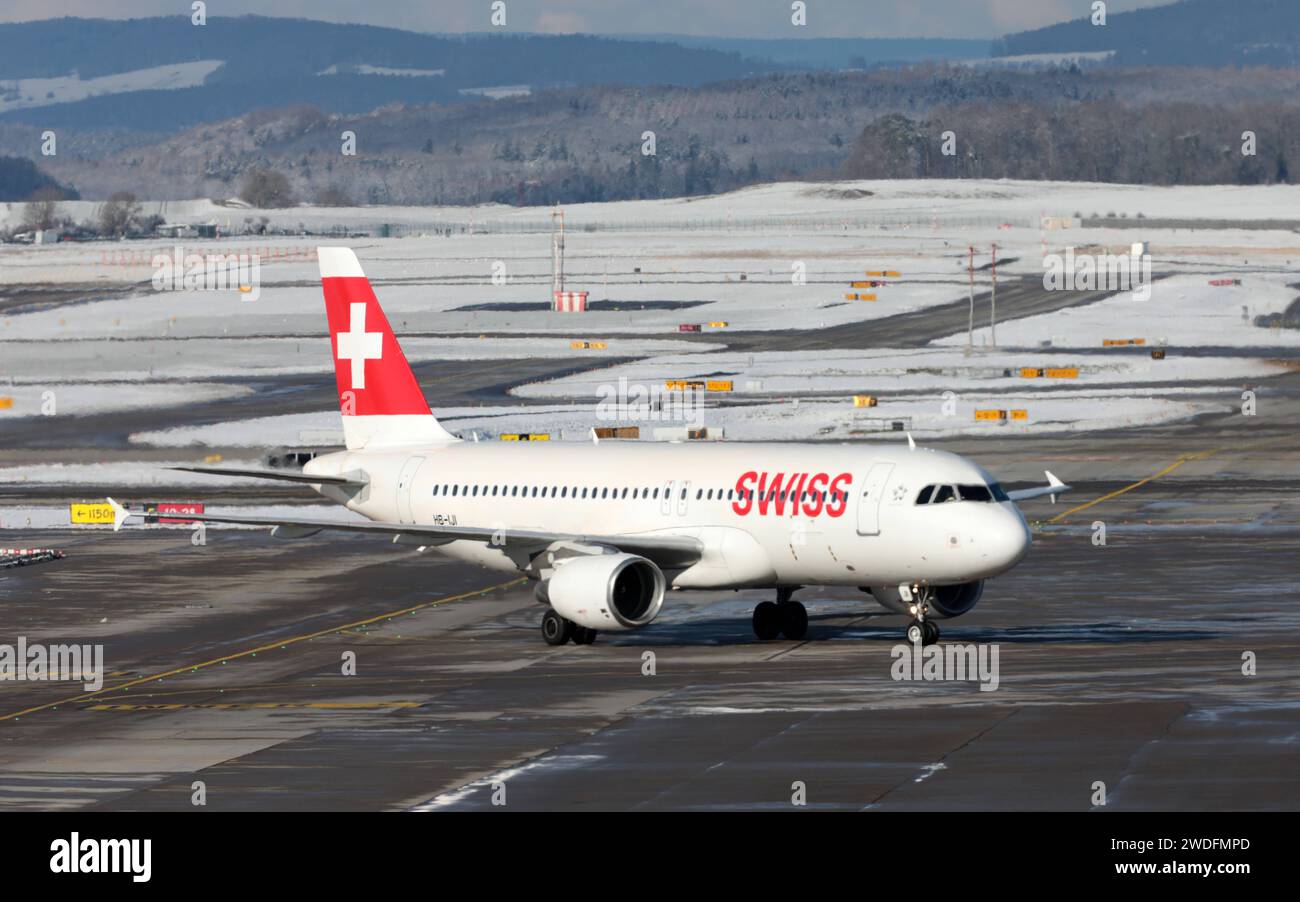 Flugbetrieb auf dem Flughafen Zürich-Kloten mit Passagierflugzeugen der ...