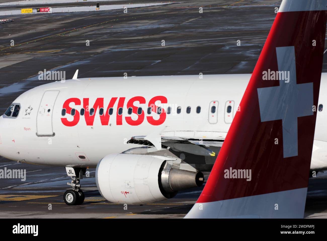 Flugbetrieb auf dem Flughafen Zürich-Kloten mit Passagierflugzeugen der ...