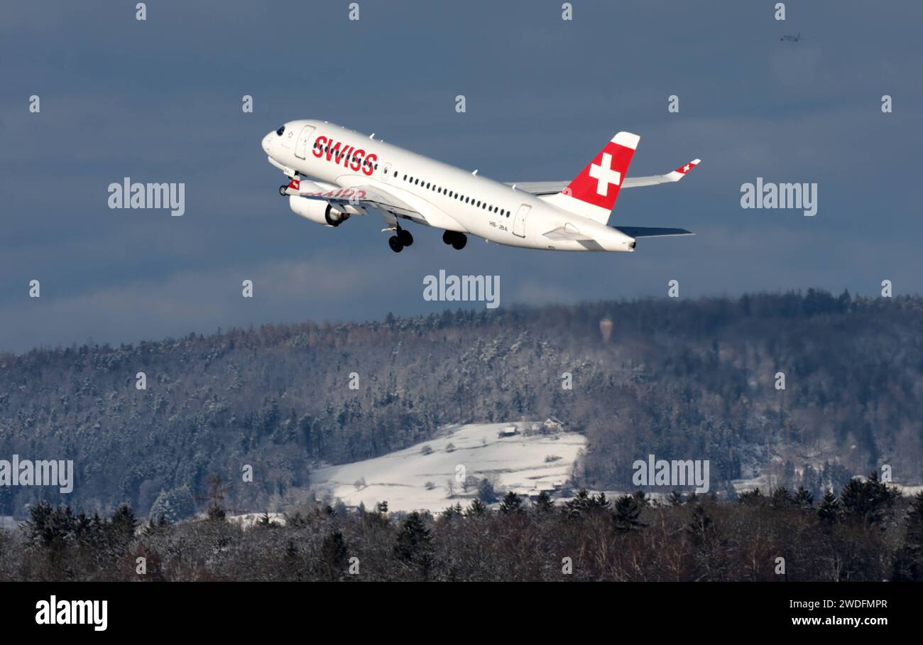 Flugbetrieb auf dem Flughafen Zürich-Kloten mit Passagierflugzeugen der ...