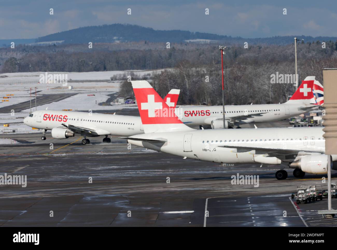 Flugbetrieb auf dem Flughafen Zürich-Kloten mit Passagierflugzeugen der ...