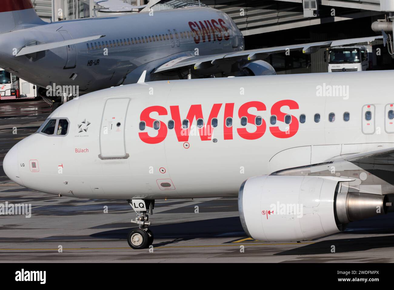 Flugbetrieb auf dem Flughafen Zürich-Kloten mit Passagierflugzeugen der ...