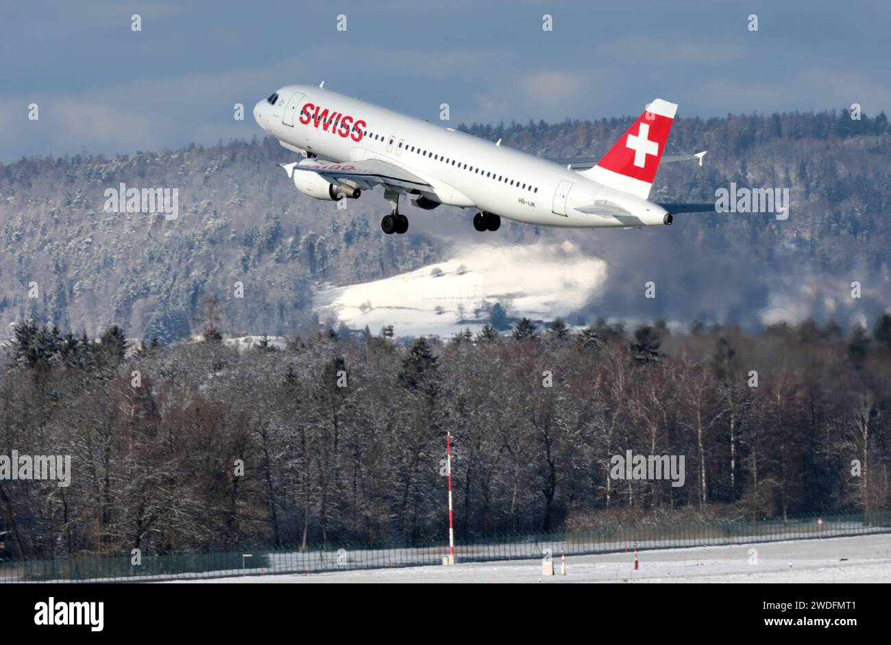 Flugbetrieb auf dem Flughafen Zürich-Kloten mit Passagierflugzeugen der ...