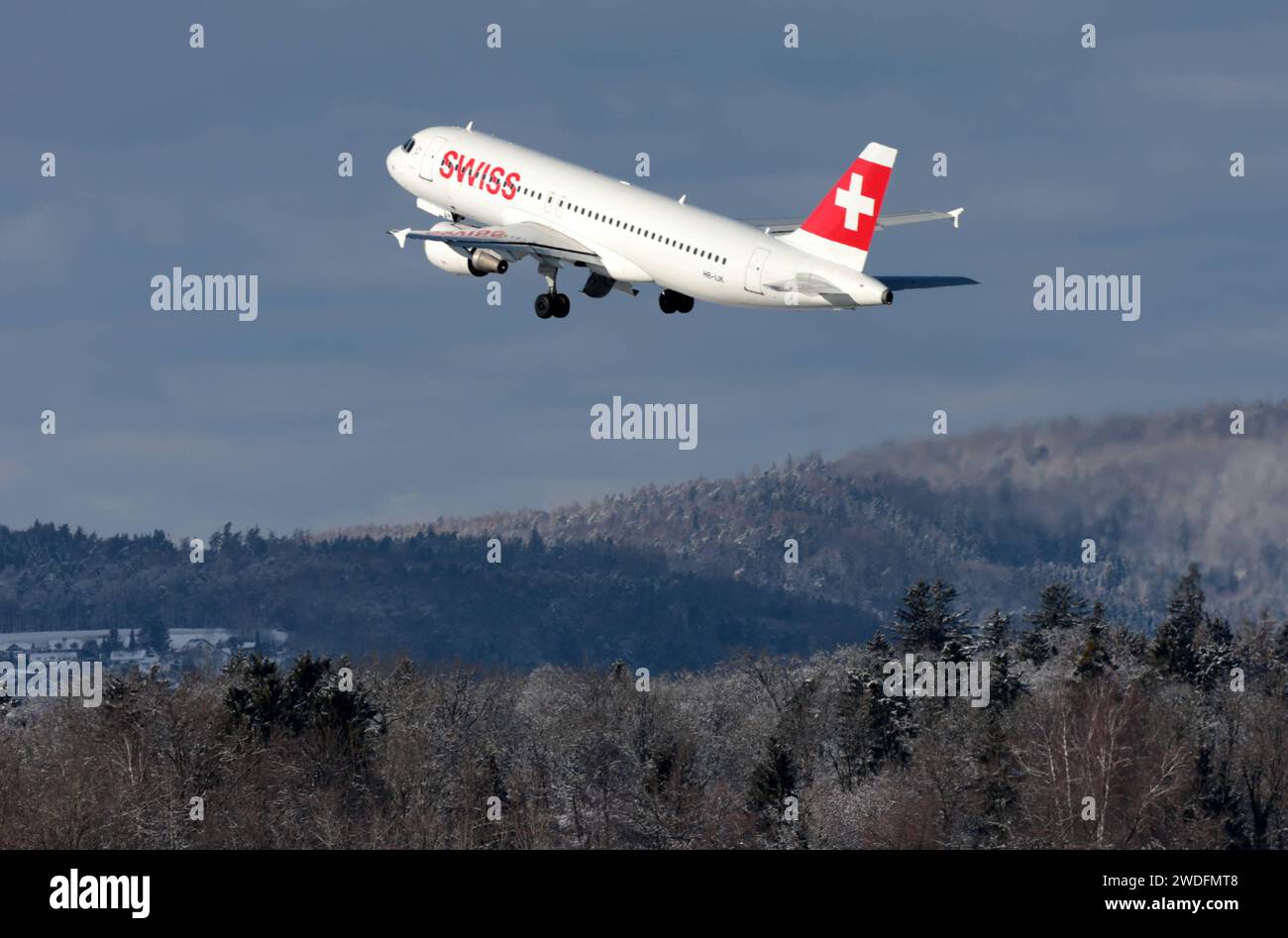 Flugbetrieb auf dem Flughafen Zürich-Kloten mit Passagierflugzeugen der ...