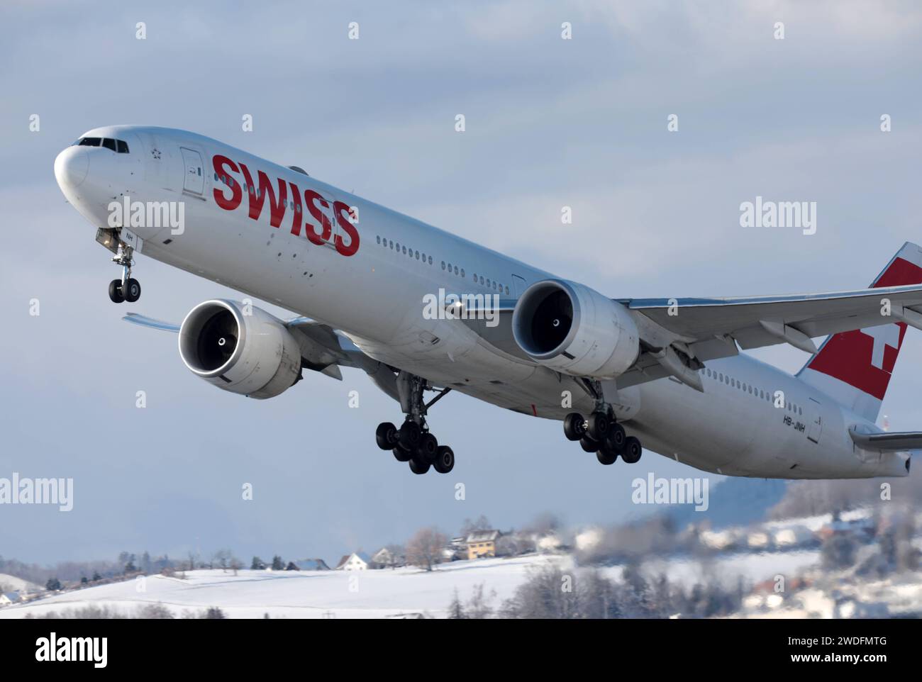 Flugbetrieb auf dem Flughafen Zürich-Kloten mit Passagierflugzeugen der ...