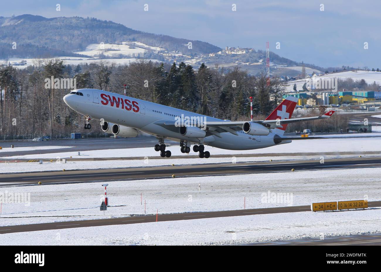 Flugbetrieb auf dem Flughafen Zürich-Kloten mit Passagierflugzeugen der ...